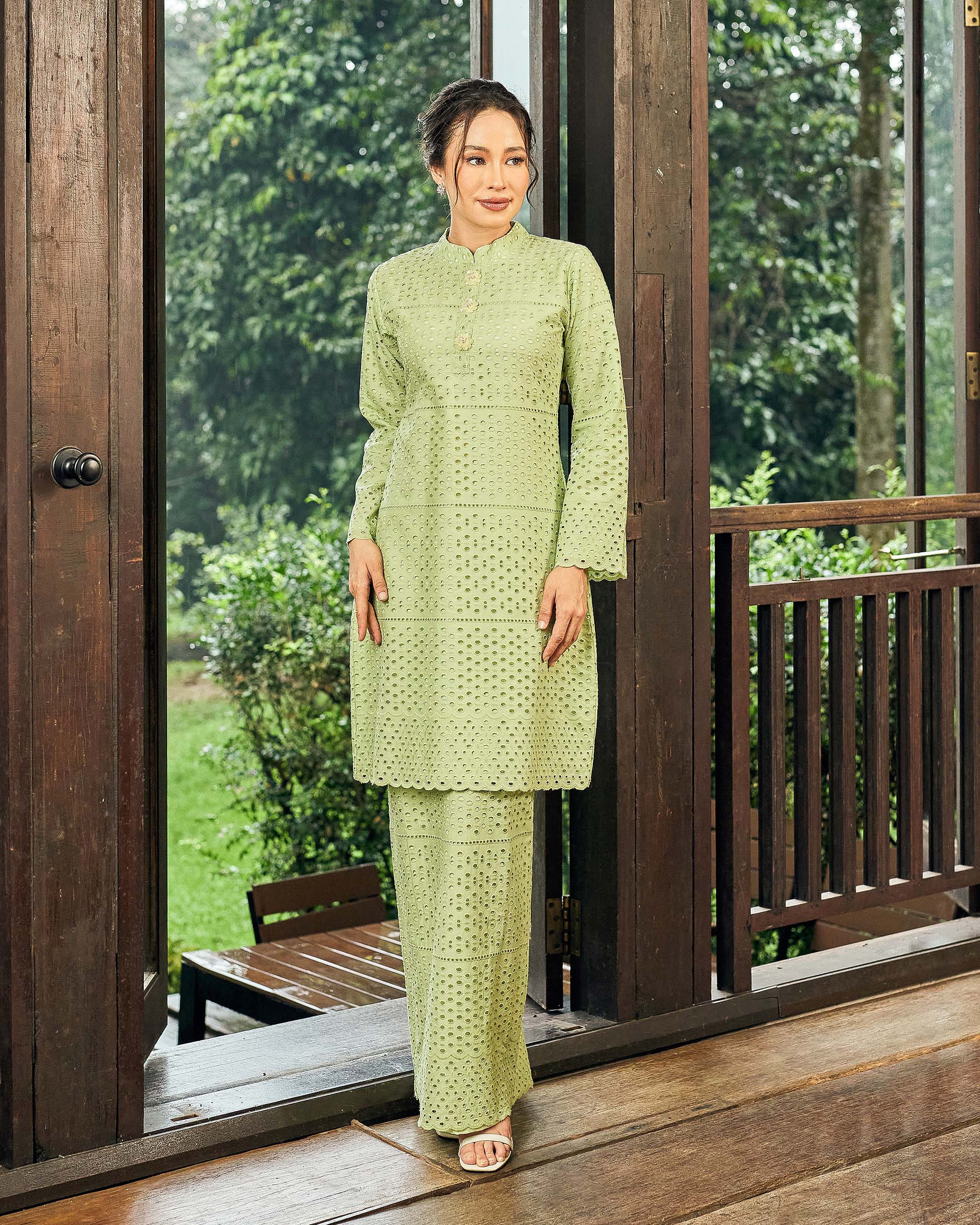 Deenara | Your Favourite Ready-to-Wear Kurung | #deenaralebaran2024 Embroidery Series Chenta ...